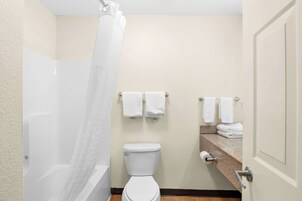 Quarto standard, 2 camas Queen, para não fumantes | Escrivaninha, espaço de trabalho para notebook, cortinas blackout