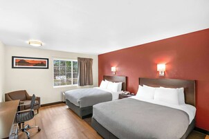 Quarto standard, 2 camas Queen, para não fumantes | Escrivaninha, espaço de trabalho para notebook, cortinas blackout