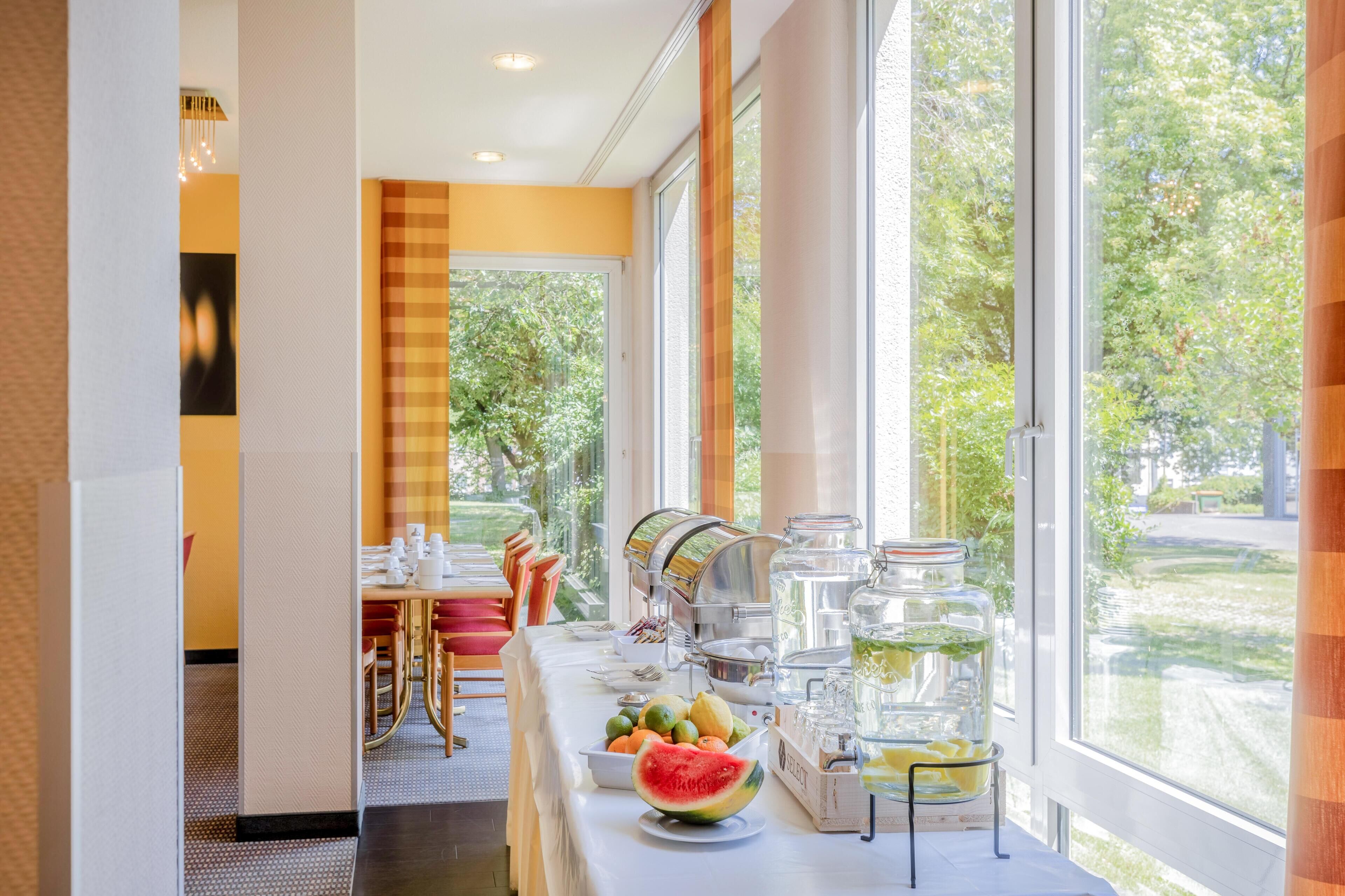 Café da manhã com buffet todos os dias (EUR 16 por pessoa) 