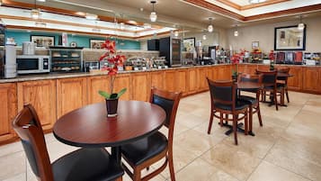 Café da manhã com buffet grátis todos os dias