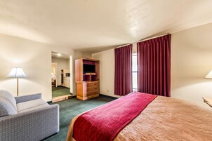 Suite, não fumadores (2 King Beds) | Camas de colchão pillowtop, secretária 