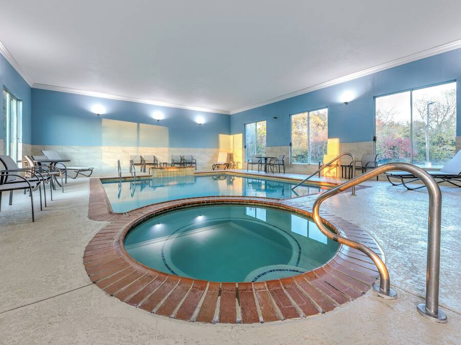 Piscina interna, espreguiçadeiras