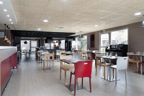 Pequenos-almoços, almoços, jantares servidos, cozinha francesa 
