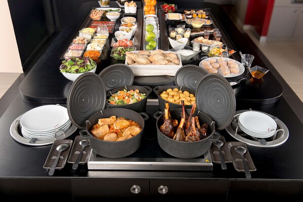 Pequenos-almoços, almoços, jantares servidos, cozinha francesa 