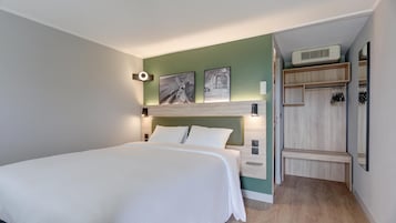 Quarto standard, 1 cama de casal | Escrivaninha, quartos à prova de som, ferros/tábuas de passar roupa