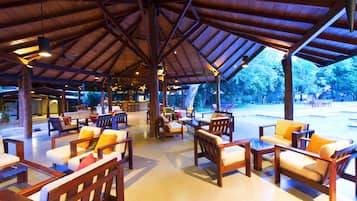 Pequenos-almoços, almoços, jantares servidos, com vista para a piscina