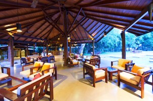 Pequenos-almoços, almoços, jantares servidos, com vista para a piscina 