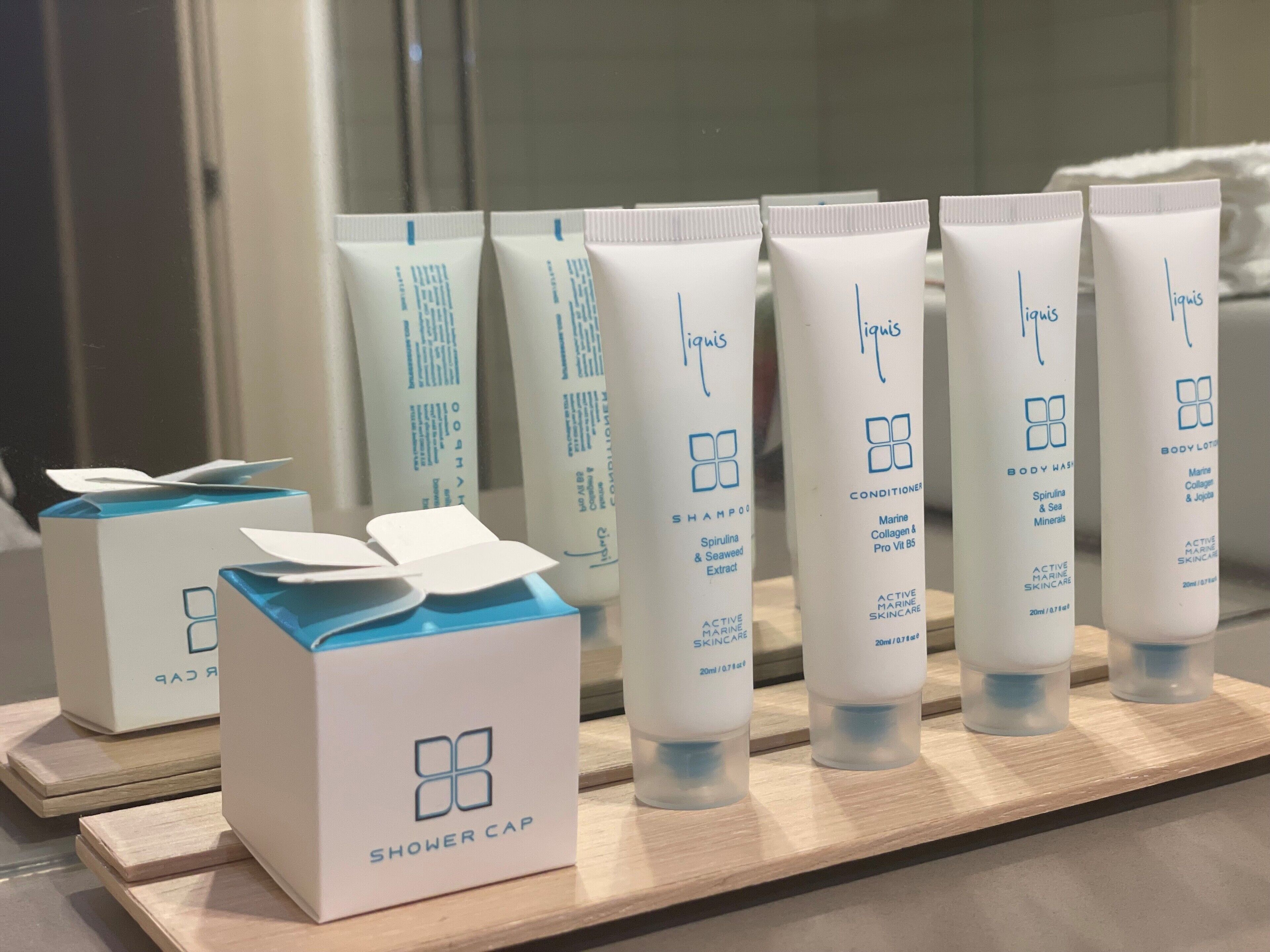 Exposição de diversos produtos de cuidados com o corpo, incluindo shampoos, condicionadores e produtos para a pele.