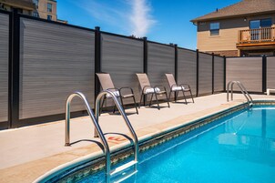 Piscina exterior, espreguiçadeiras 