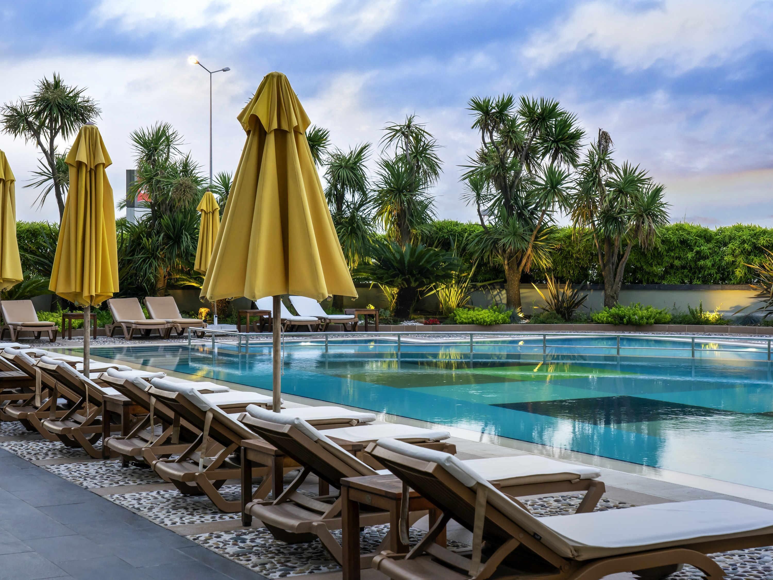 Piscina exterior, guarda-sóis, espreguiçadeiras 