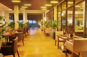 2 restaurantes: opção de café da manhã, almoço e jantar
