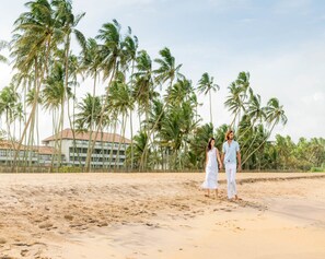 Na praia, toalhas de praia, prática de vôlei de praia 