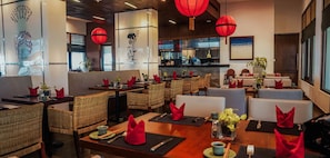 2 restaurantes: servem pequenos-almoços, almoços e jantares