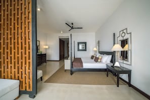 Suite Club, vista para o mar | Minibar, cofre no quarto, secretária, ferro/tábua de engomar 