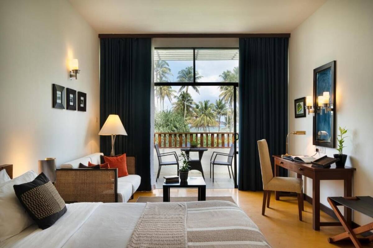 Minibar, cofre no quarto, secretária, ferro/tábua de engomar 