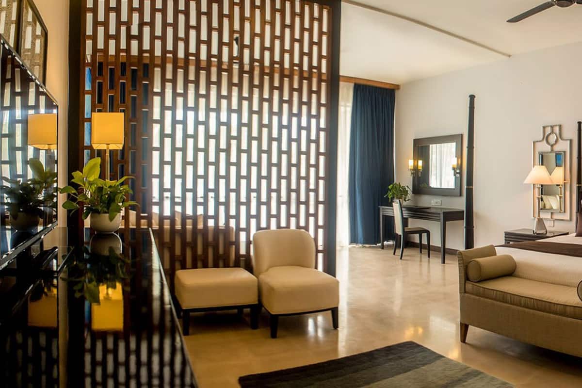 Minibar, cofre no quarto, secretária, ferro/tábua de engomar 