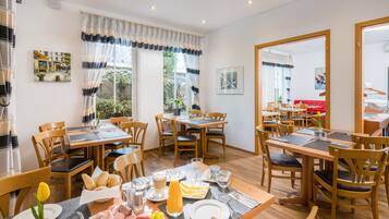 Pequeno-almoço tipo buffet diário (15.90 EUR por pessoa)