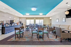 Café da manhã com buffet grátis todos os dias