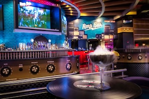 4 bares/lounges, um bar junto à piscina 