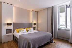 Quarto casal clássico | Roupas de cama premium, cofres nos quartos, quartos à prova de som