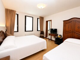 Superior with Extra Bed | Camas de colchão viscoelástico, cofre no quarto, secretária 