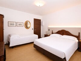 Superior with Extra Bed | Camas com colchões de espuma com sistema de memória, cofres nos quartos