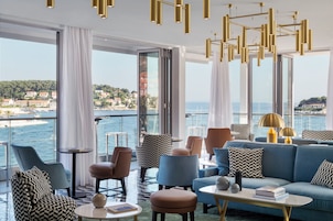 2 bares/lounges, bar ao lado da piscina