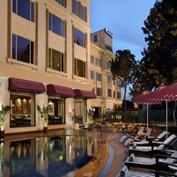 Piscina exterior, espreguiçadeiras 