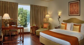 Quarto Deluxe | Roupa de alta qualidade, minibar, cofre no quarto, secretária 