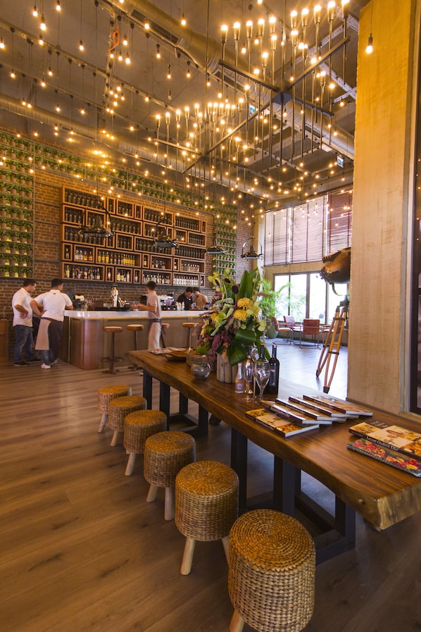 2 bares/lounges, bar ao lado da piscina