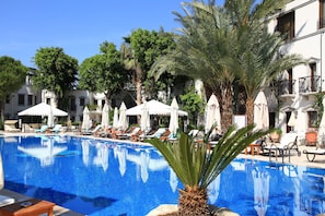 Piscina externa, guarda-sóis, espreguiçadeiras