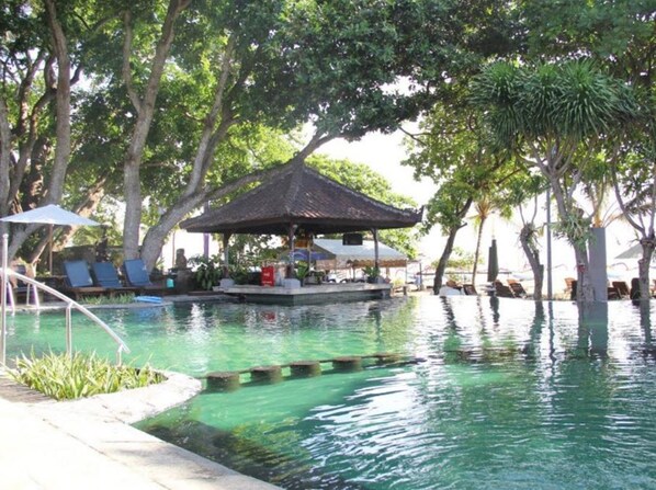 2 piscinas exteriores, guarda-sóis, espreguiçadeiras 