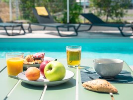 Pequeno-almoço tipo buffet diário (12 EUR por pessoa) 