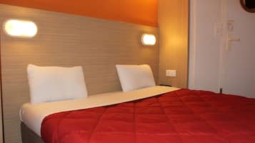 Quarto Standard, 1 cama de casal | Roupa de alta qualidade, secretária, berço de viagem, Wi-fi grátis