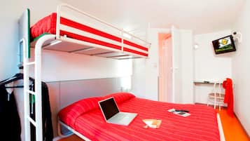Quarto Standard, várias camas (1 Double and 1 Single bed) | Secretária, cortinas/cortinados opacos, Wi-fi grátis