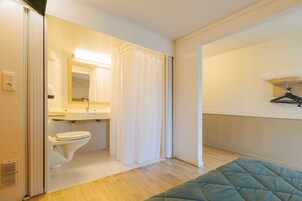 Quarto Standard, 1 cama de casal | Casa de banho acessível para cadeiras de rodas