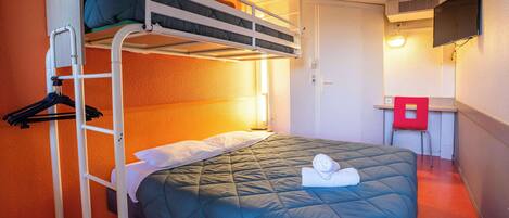 Secretária, cortinas/cortinados opacos, ferro/tábua de engomar