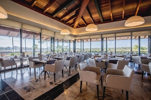 2 restaurantes, pequenos-almoços servidos, cozinha internacional