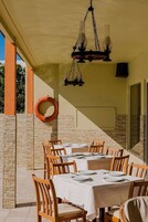 Café da manhã, almoço e jantar; culinária mediterrânea 