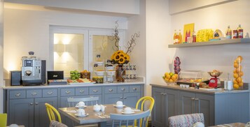 Café da manhã com buffet todos os dias mediante uma taxa