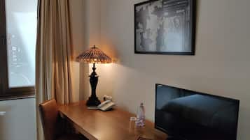 Quarto conforto | Frigobar, cofres nos quartos, individualmente decorados, escrivaninha