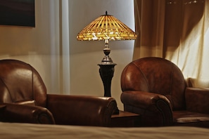 Quarto Deluxe | Minibar, cofre no quarto, com decoração personalizada, secretária