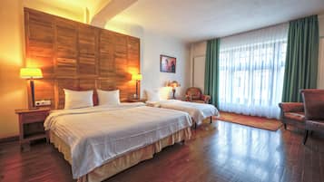 Quarto Deluxe | Minibar, cofre no quarto, com decoração personalizada, secretária