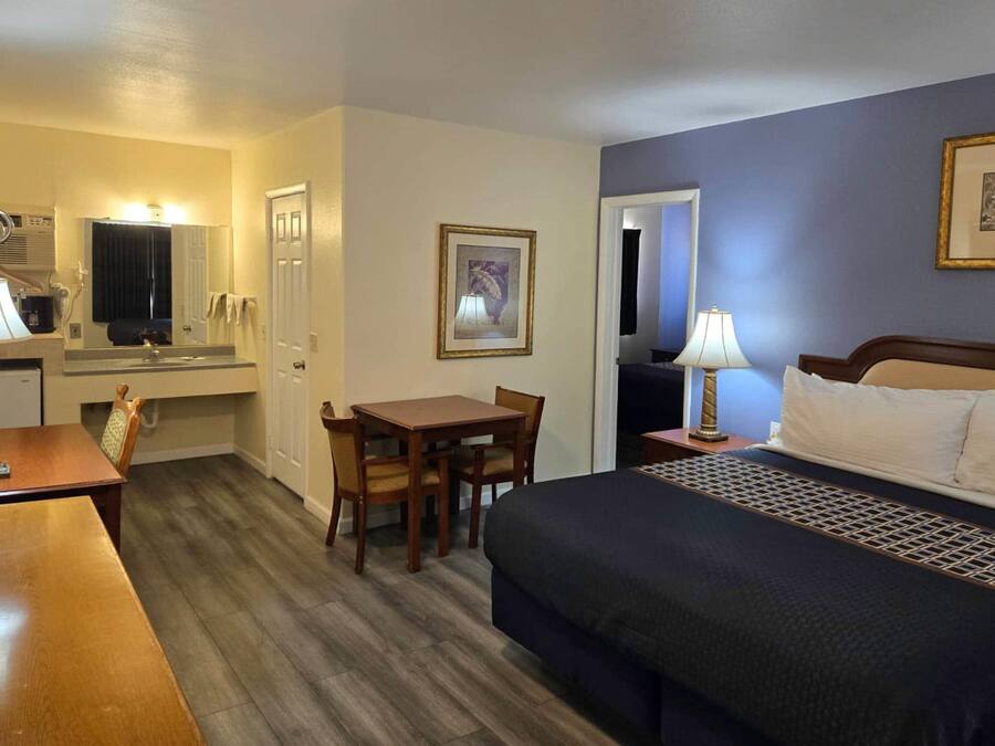 Suíte, várias camas, para não fumantes | Edredons de pluma, individualmente decorados, individualmente mobiliados