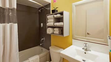 Uma combinação polibã/banheira, artigos de higiene pessoal grátis