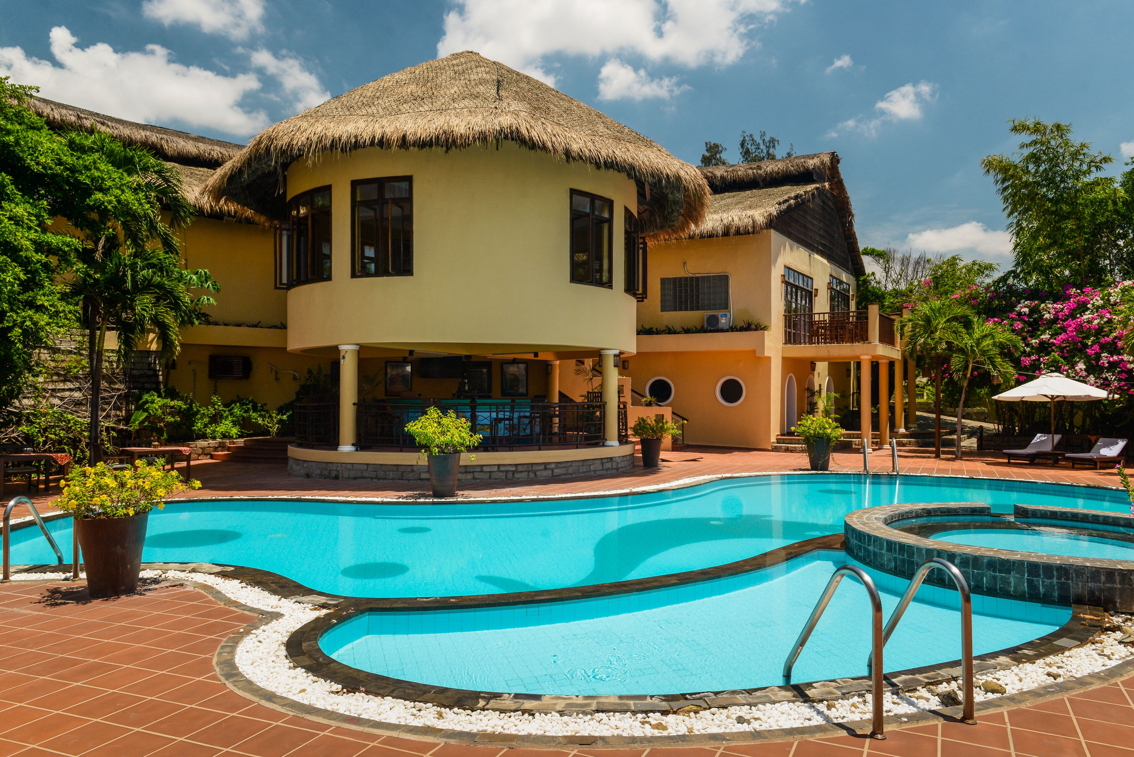 Piscina externa, guarda-sóis, espreguiçadeiras