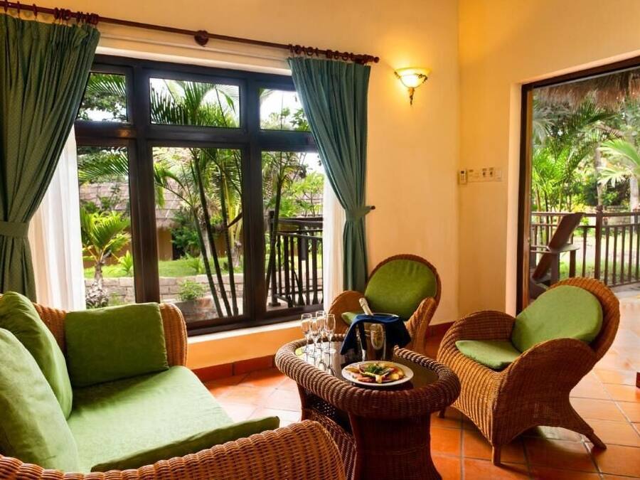 Bungalow Familiar | Sala de estar | Televisor de ecrã plano de 32 polegadas com canais por cabo, televisor