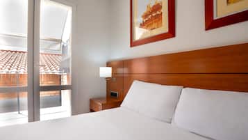 Escrivaninha, cortinas blackout, quartos à prova de som