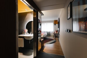 Minibar, cofre no quarto, secretária 