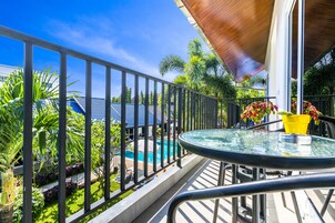 Piscina externa, guarda-sóis, espreguiçadeiras